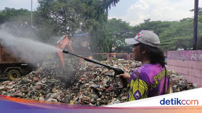 Gunungan Sampah di Terminal Purabaya Disemprot Eco Lindi Agar Tak Berbau