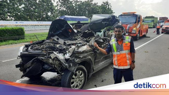Mobil SUV Ringsek Parah Usai Tabrak Truk di Tol Merak, Sopir Luka-luka