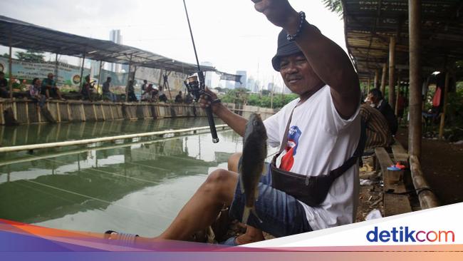 Memancing Ikan di Sungai Kanal Banjir Barat