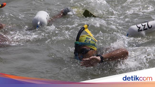 Serunya Lomba Renang Selat Madura Sambut HUT Kopaska Berhadiah Rp 100 Juta