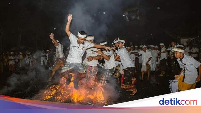 Tradisi Menginjak Api Menjelang Nyepi di Bali