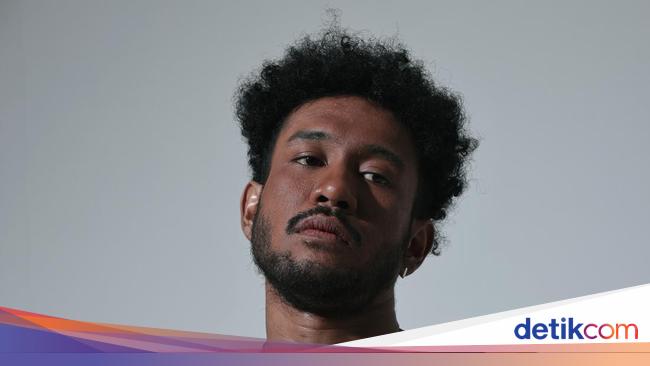 Kapsul Waktu Teddy Adhitya dalam MV Kembalikanku