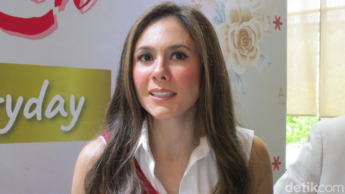Awet Muda Meski Sudah Kepala 4, Ini Rahasia Skincare ala Wulan Guritno