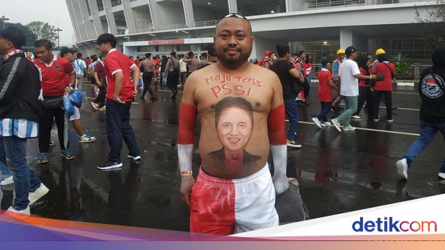 Katon Suporter Nyentrik Wafat, Presiden FIFA-Erick Thohir Berduka