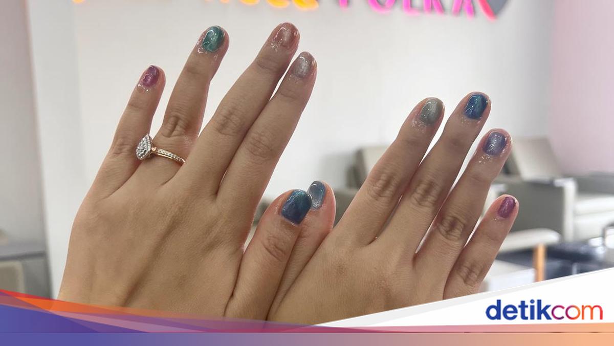 Mencoba Nail Art 'Cat Eye', Hasil Kuku Metalik yang Tampak Hidup