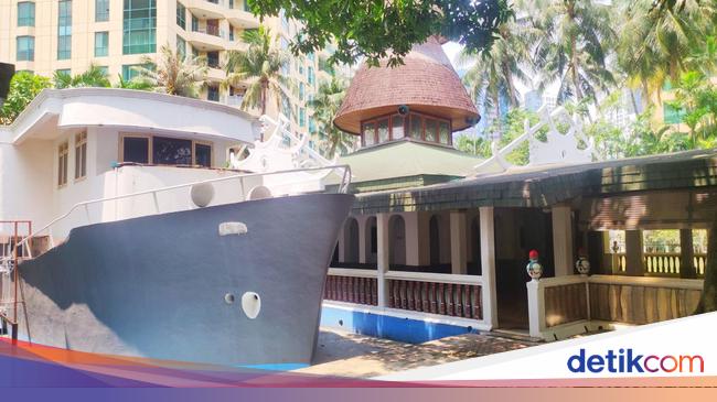 Potret Masjid Perahu di Tebet, Ada Sekilo Emas di Puncak Kubahnya!