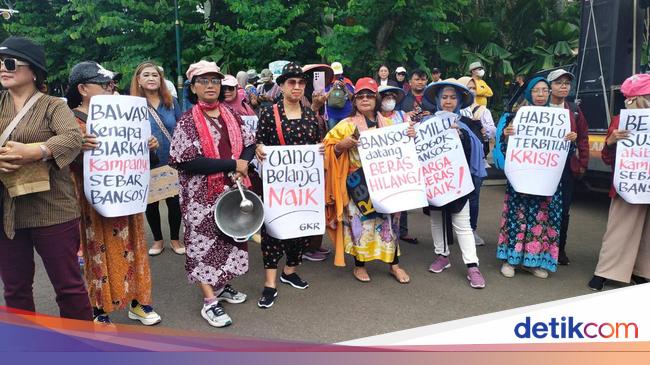Emak-emak Berdaster Long March ke Bawaslu, Jalan MH Thamrin Macet