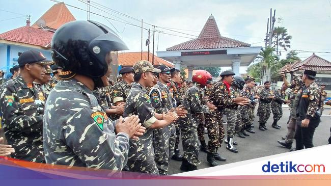 Banser Desak Pj Bupati Pasuruan Minta Maaf Buntut Wajah Gus Irsyad Dicoret Banser Desak Pj Bupati Pasuruan Minta Maaf Buntut Wajah Gus Irsyad Dicoret