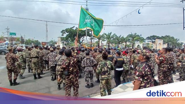 Banser Pasuruan Demo Buntut Wajah Gus Irsyad di Logo Kapiten Dicoret-coret Banser Pasuruan Demo Buntut Wajah Gus Irsyad di Logo Kapiten Dicoret-coret