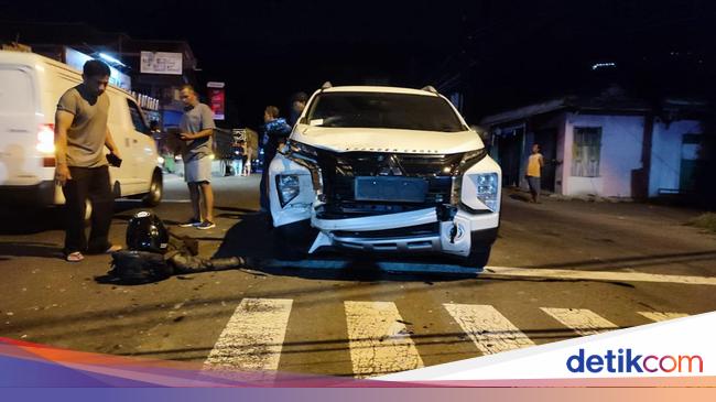 Nekat Terobos Bangjo, Pemotor Tabrak Mobil di Piyungan Bantul