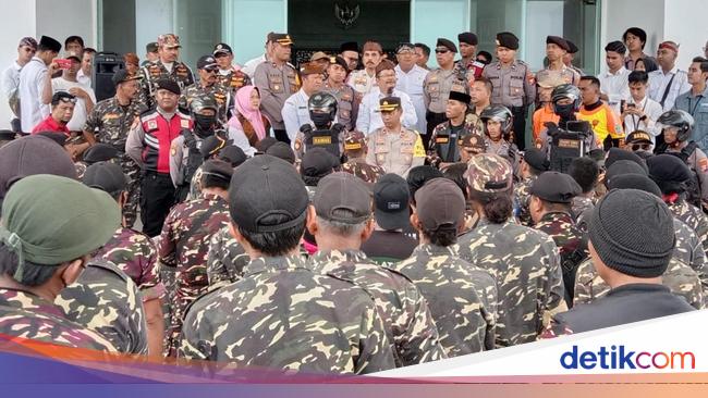 Temui Banser, Pj Bupati Pasuruan Sampaikan Maaf Wajah Gus Irsyad Dicoret Temui Banser, Pj Bupati Pasuruan Sampaikan Maaf Wajah Gus Irsyad Dicoret