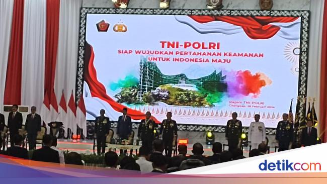 Jokowi Beri Pangkat Istimewa Jenderal TNI (HOR) ke Prabowo Subianto Jokowi Beri Pangkat Istimewa Jenderal TNI (HOR) ke Prabowo Subianto