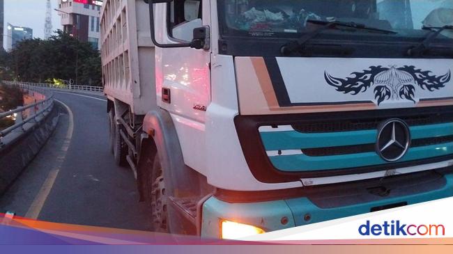 Ini Truk Biang Kerok Macet Parah di Tomang-Slipi-Semanggi Malam Ini