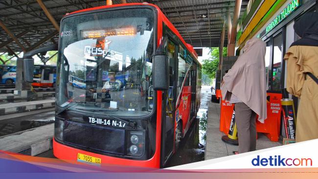 Bus Listrik Trans Semanggi Kembali Beroperasi di Surabaya