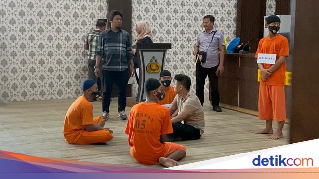 Rekonstruksi Santri Tewas di Kediri, Korban Dianiaya Senior 3 Hari ... Rekonstruksi Santri Tewas di Kediri, Korban Dianiaya Senior 3 Hari ...