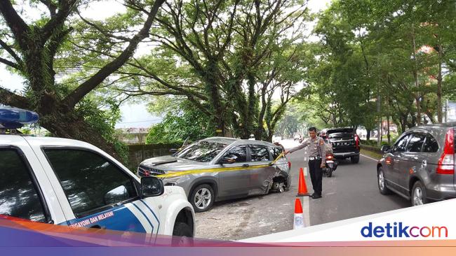 Mobil di Gowa Tabrak Pohon gegara Hindari Pemotor, Polisi Evakuasi