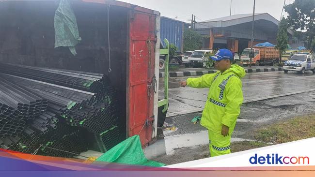 Truk Gandeng Terguling di Jalan Jepang Kudus