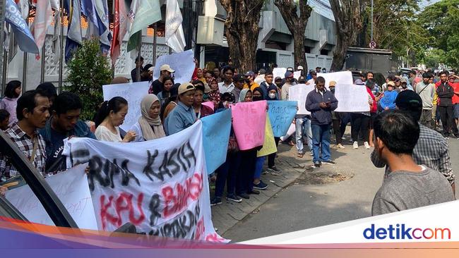 Aliansi Pemuda Aksi Damai di Depan KPU Jatim, Apresiasi Pemilu 2024 Aliansi Pemuda Aksi Damai di Depan KPU Jatim, Apresiasi Pemilu 2024