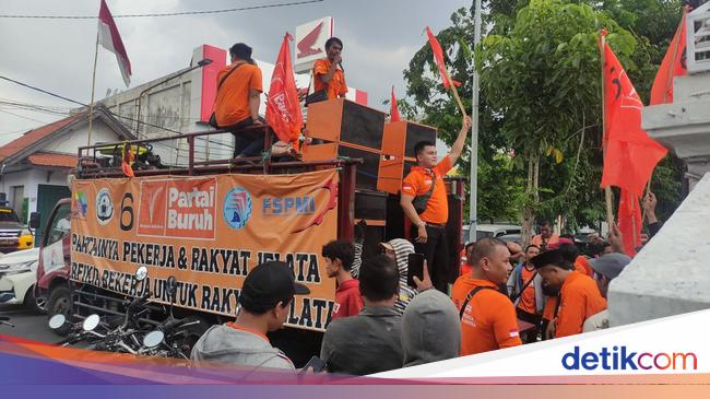 Partai Buruh Demo KPU Sidoarjo Saat Rekapitulasi Suara sedang Berjalan
