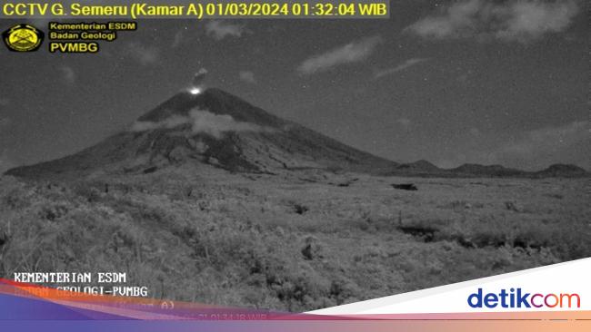 Gunung Semeru Semburkan Abu Vulkanik 600 Meter dari Puncak
