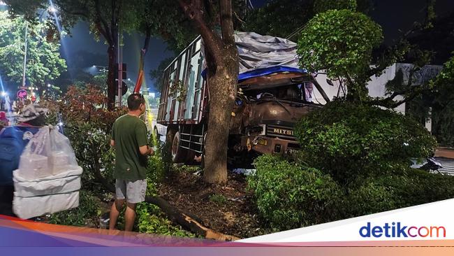 Truk Tronton Tabrak Pohon Seberang Hotel Sahid Surabaya, Sopir Terjepit Truk Tronton Tabrak Pohon Seberang Hotel Sahid Surabaya, Sopir Terjepit