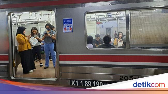 Ada Pohon Tumbang di Stasiun Kebayoran, KRL di Stasiun Sudimara Tertahan