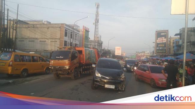 Ditinggal Pemilik Usai Tabrak Trotoar, Mobil Ini Parkir di Tengah Jalan Medan