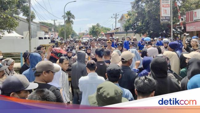 5 Hal Tentang Massa Demo Serang Aparat di Kantor KPU Sinjai