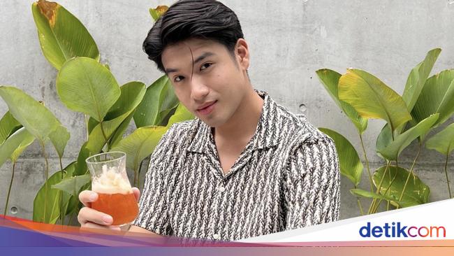 Pose Keren Victor Agustino 'Masterchef' Saat Kulineran dan Masak