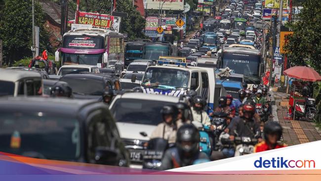 Antrean Kendaraan di Simpang Gadog Mengular, One Way Arah Puncak Diterapkan