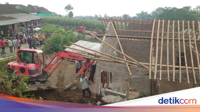 Rusak Berat Tertimpa Longsor, 1 Rumah di Cepogo Boyolali Dirobohkan