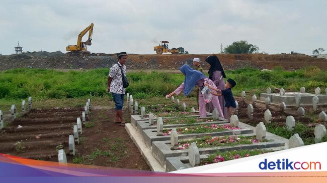 Momen Warga Klaten Sadranan di Makam Leluhur yang Tergusur Proyek Tol ...