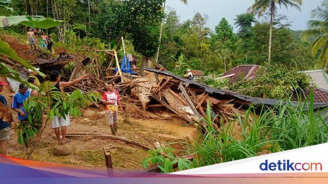 Tanah Longsor Terjang Desa Ciherang Lebak, 5 Rumah Rusak Total
