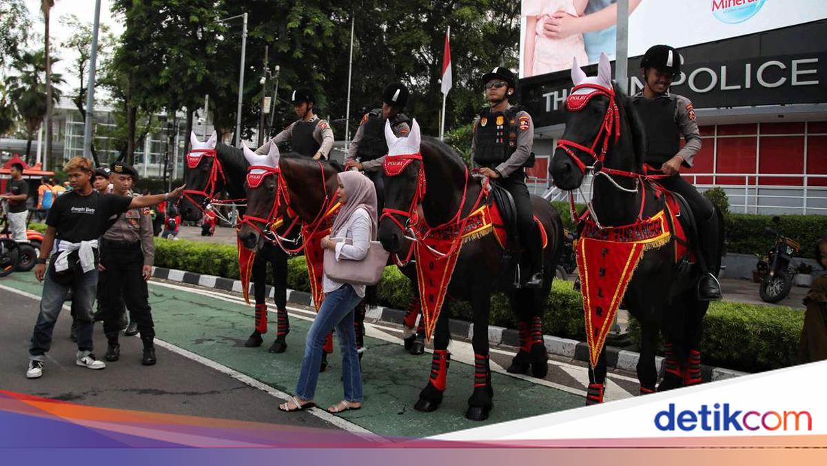 Pasukan Polisi Berkuda Jadi Primadona di CFD Bundaran HI
