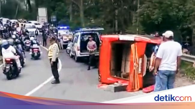 Diduga Rem Blong, Elf Muat 14 Penumpang Terguling di Jalur Sarangan