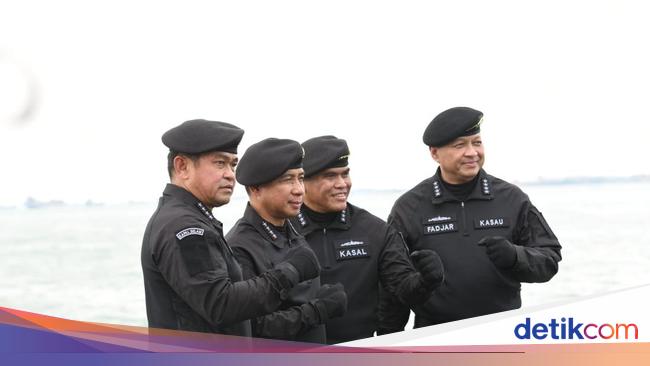 Dapat Brevet Hiu Kencana, Panglima Jadi Warga Kehormatan TNI AL Dapat Brevet Hiu Kencana, Panglima Jadi Warga Kehormatan TNI AL
