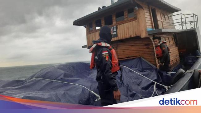 1 Kapal Berisi Pakaian-Sepatu Bekas Diamankan Bea Cukai di Perairan Batam