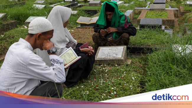 Tata Cara Ziarah Kubur Lengkap Beserta Bacaan Doa dan Adabnya