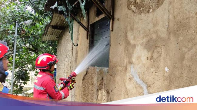 Rumah di Bogor Terbakar Diduga Akibat Korsleting Saat Ngecas HP