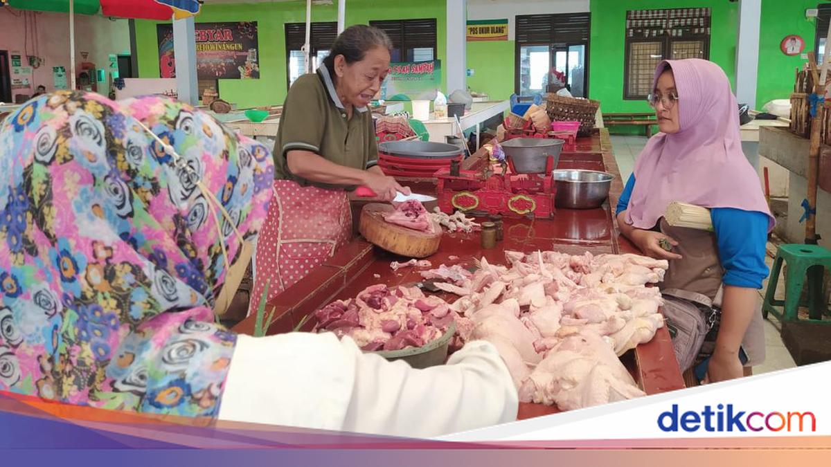 Jelang Ramadan, Harga Daging Ayam di Pasar Rejowinangun Magelang Mulai ...