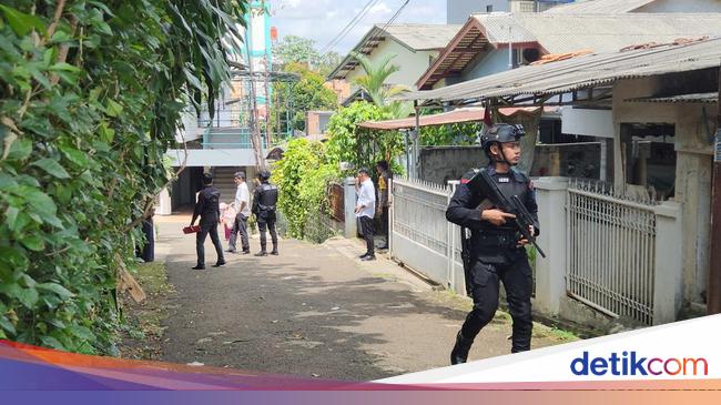 Granat Disita Polisi Saat Geledah Rumah 'Dukun Santet' di Tangsel Granat Disita Polisi Saat Geledah Rumah 'Dukun Santet' di Tangsel