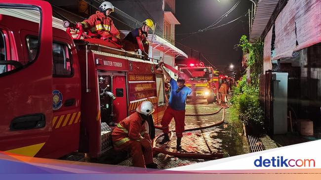 Diduga Korsleting Listrik, Rumah Purnawirawan TNI di Surabaya Terbakar