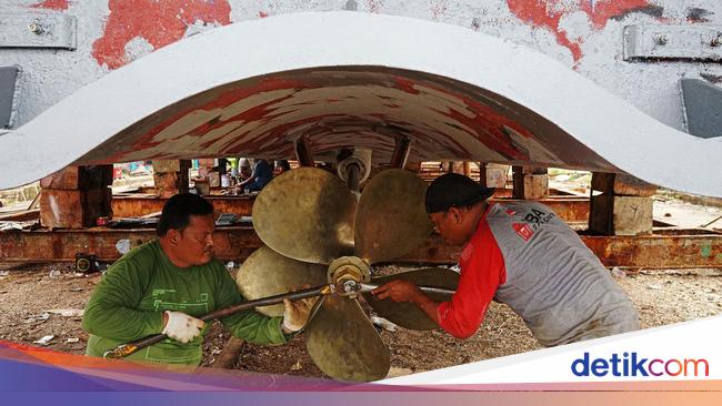 Melihat Perawatan Kapal Cepat di Sabang