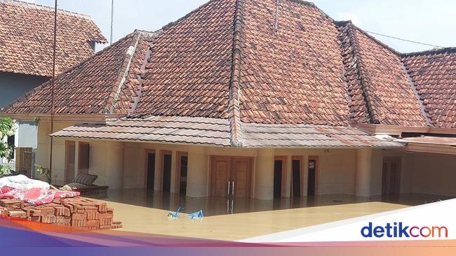 Rosini Tewas Tersengat Listrik Saat Terjang Banjir Cirebon