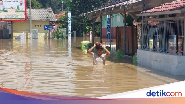 Momen Rohman Terobos Banjir di Cirebon demi Ambil Obat Ortu