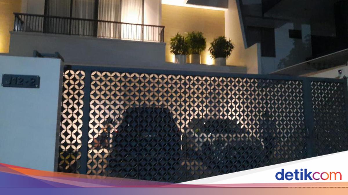 Jelang Tengah Malam, KPK Masih Geledah Rumah Hanan Supangkat