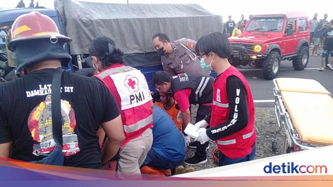 Pikap Tabrak Tiang Lampu di JJLS Bantul, 3 Orang Luka-luka