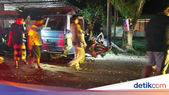 Mobil Tabrak Pohon di Sinjai Sulsel, 4 Orang Tewas
