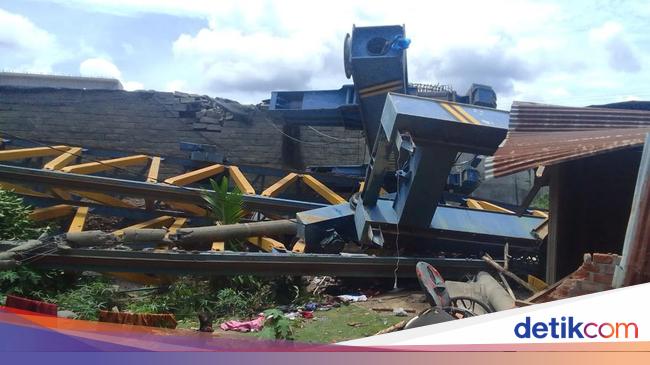 Crane Roboh Timpa KA Batu Bara di Sumsel, 2 Orang Tewas