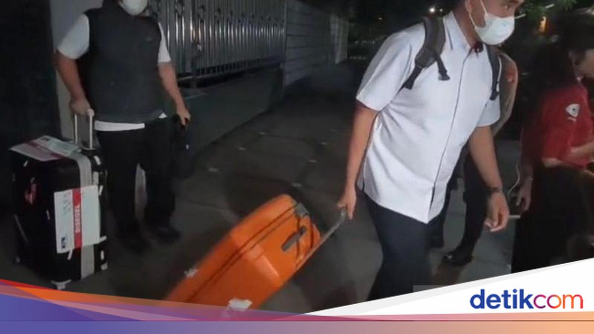 7,5 Jam Geledah Rumah Pengusaha Hanan Supangkat, KPK Bawa 4 Koper
